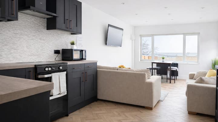 Modern 2br Apt | Parking & Wifi | A14 Huntingdon - Raptor Foundation