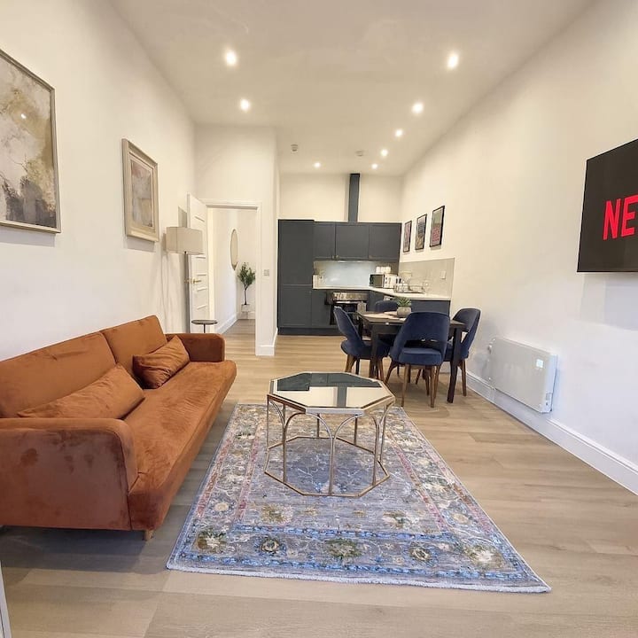 Spacious 2br Designer Home In Newmarket | Private - Newmarket