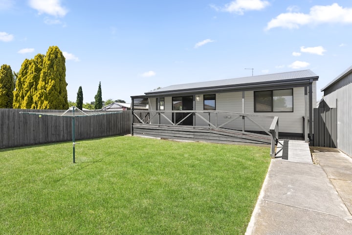 Spacious 2-bedroom With Private Parking Access - Portarlington