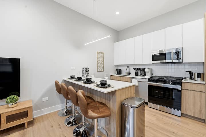Comfy Condo - Gym, Free Parking & Modern Amenities - Evanston, IL