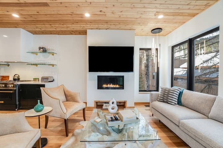 New! Walk To Ski Whitefish Retreat W/ Fireplace - Whitefish, MT