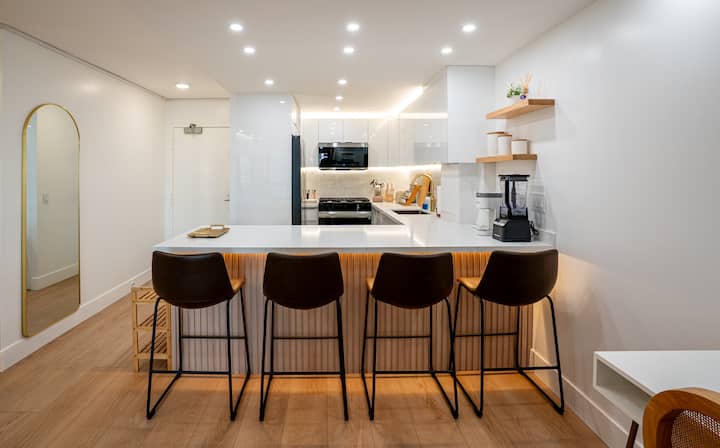 Newly Remodeled 2br/2 Ba, Free Parking, 2 Lanais - Honolulu