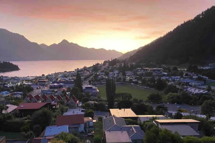 Heritage Heights | Newly Renovated Hideaway - Queenstown, New Zealand