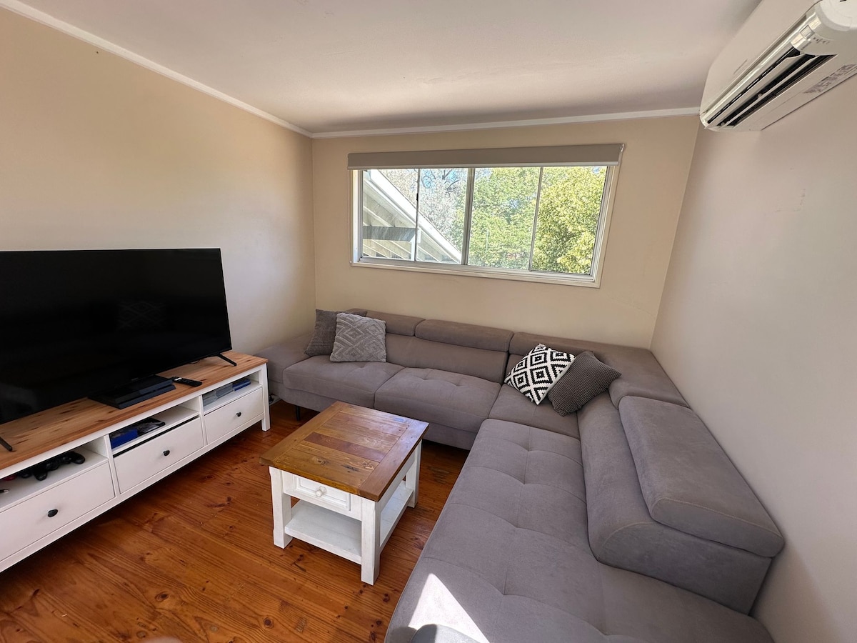 Charming 3 Bedroom Home in Garran, Perfect for Fam - Houses for Rent in ...