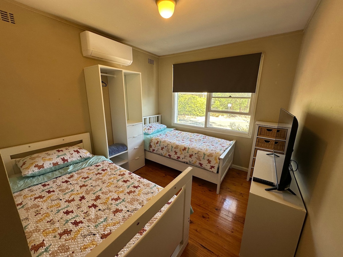 Charming 3 Bedroom Home in Garran, Perfect for Fam - Houses for Rent in ...