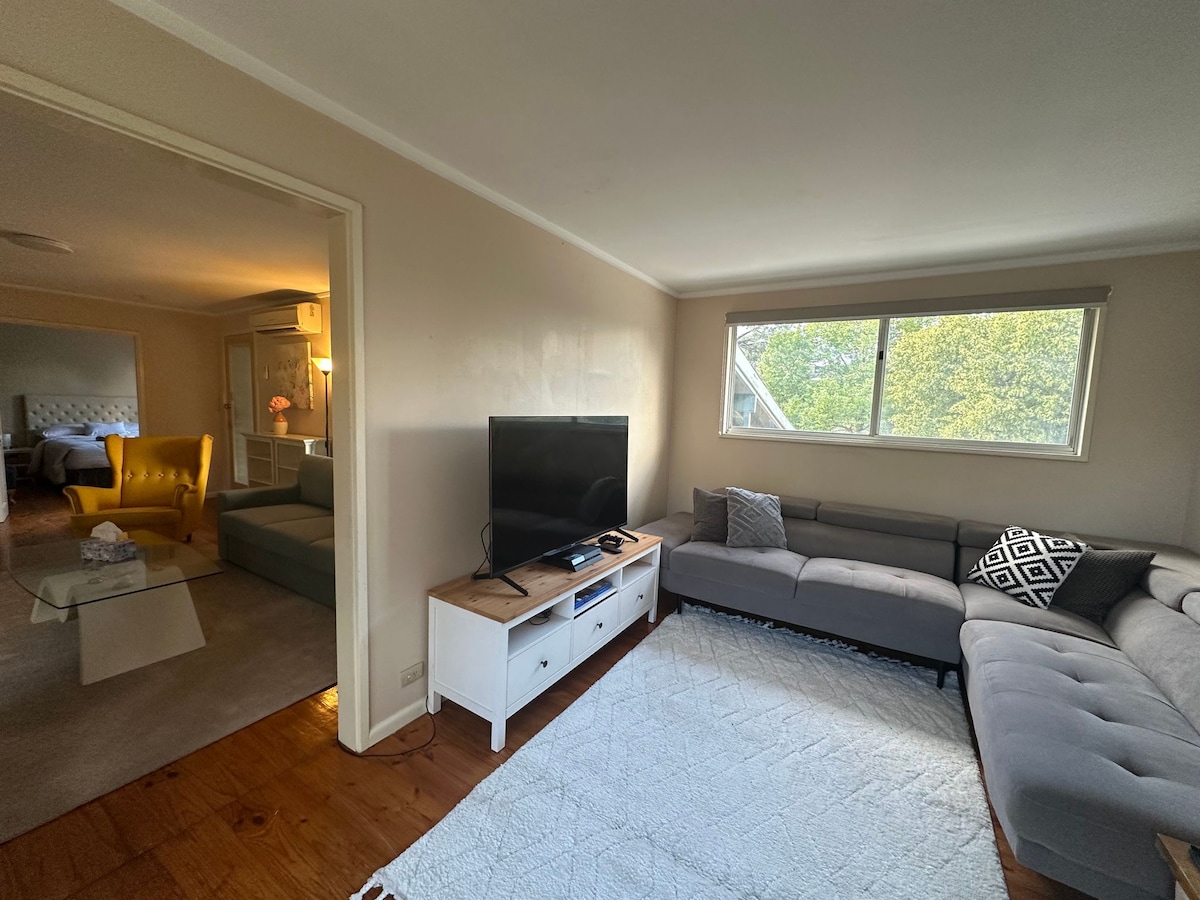 Charming 3 Bedroom Home in Garran, Perfect for Fam - Houses for Rent in ...