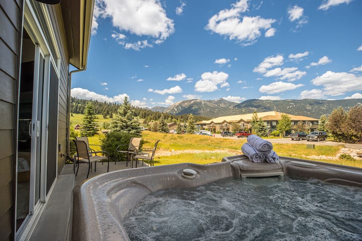 Hot Tub, Fireplace, And Mountain Views! - Big Sky, MT