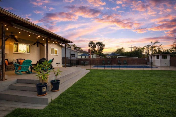 Central Pool Oasis Villa With Spacious Backyard - 엘카혼