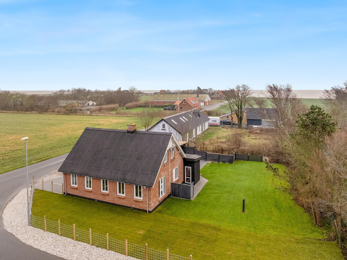 Holiday home with hot tub and space for 7 people. - Houses for Rent in ...