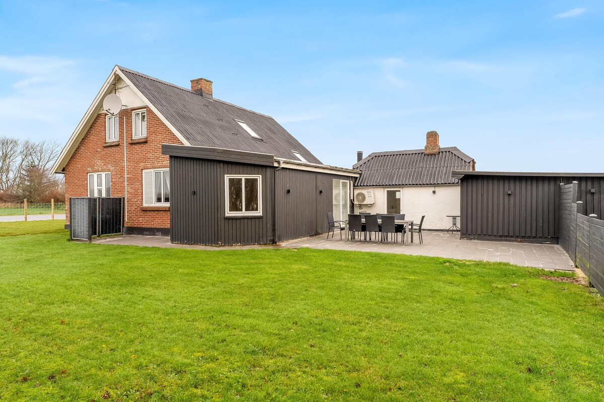 Holiday home with hot tub and space for 7 people. - Houses for Rent in ...