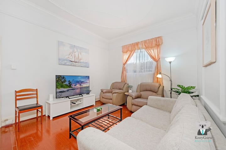 Kozyguru | Ashfield | Cozy 4 Bedroom House - 버우드