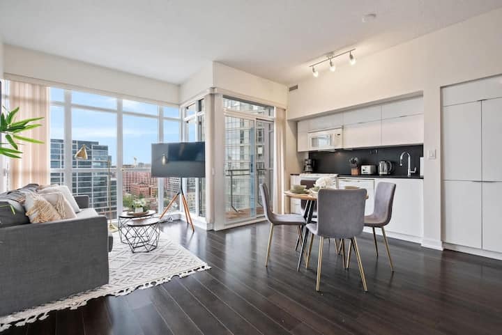 Trendy Condo With Amazing View + 1 Free Parking - Toronto, ON