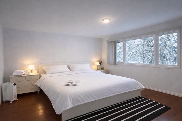 Quiet King Room With Private Spa Bathroom - Yellowknife