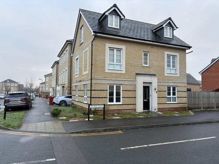 Spacious 5 Bedroom Home In Langley - Slough