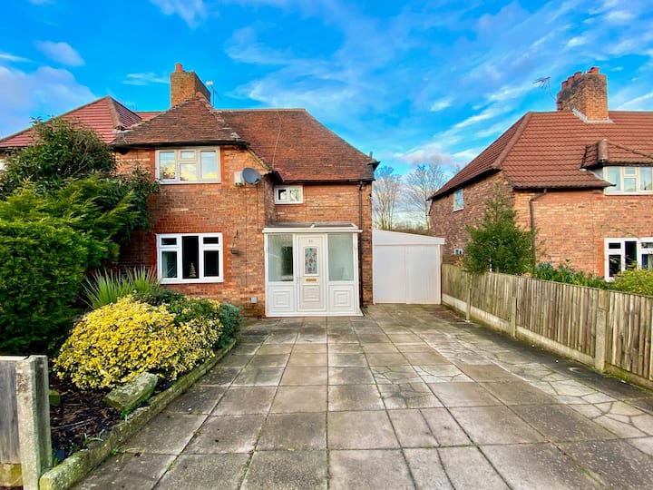 Spacious 3br Home With Garden And Parking - Northwich