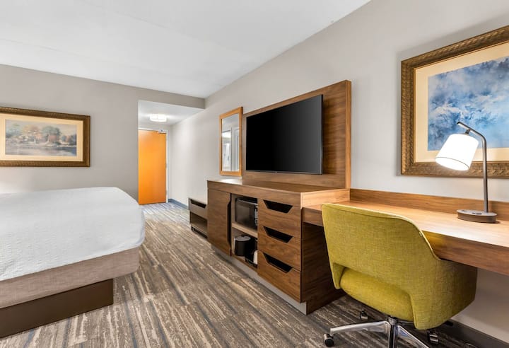 Comfortable Lake Stay W/ Free Breakfast & Parking - Guntersville, AL