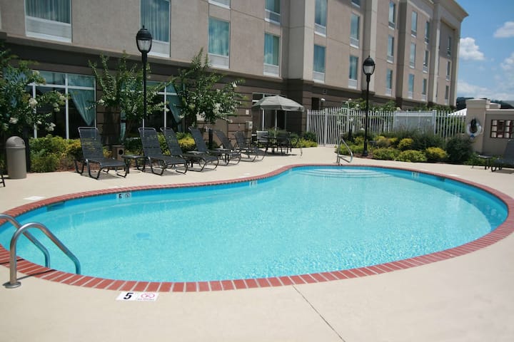 Lakeside Stay With Free Breakfast & Seasonal Pool - Guntersville, AL