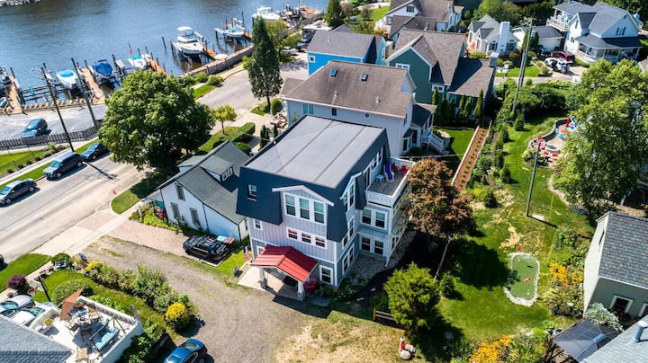 New Listing! 4 Bedroom Home On North Beach! - South Haven