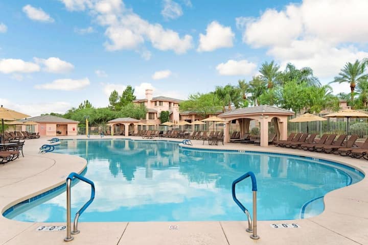 Comfort And Convenience! Kitchen, Onsite Pool! - Scottsdale, AZ