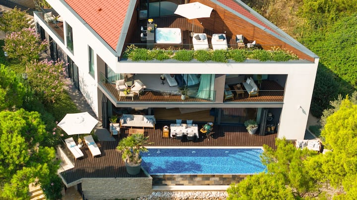 Ultra Luxury Beachfront Retreat With Spa - Mali Lošinj