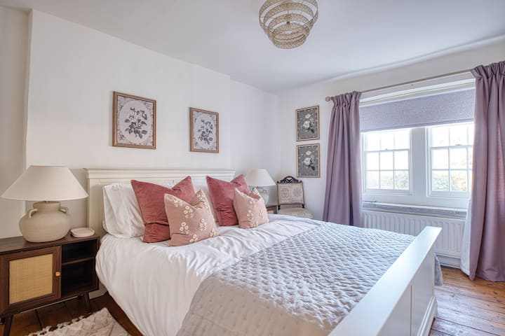 Hollyhocks 2 Bedroom House + Extra Sleeping Option - Melksham