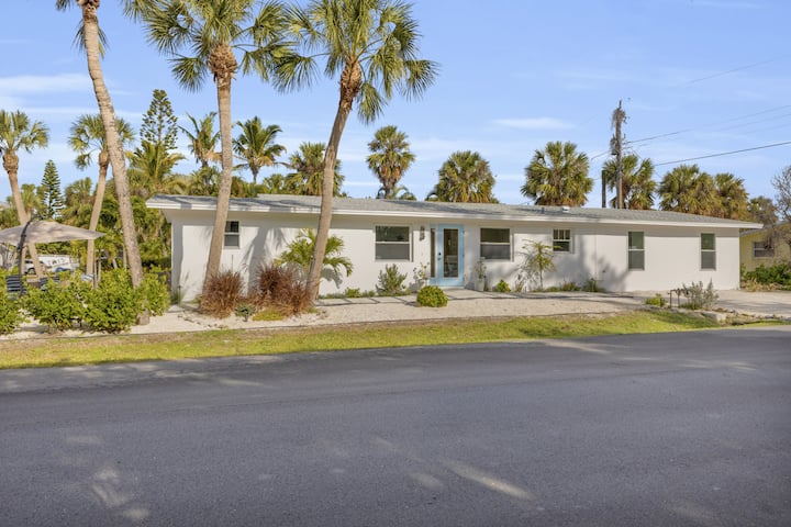 The Pink House - Short Walk To The Beach - Anna Maria, FL