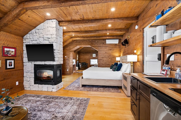 Romantic Rustic-luxe Jetted Tub Suite - Minnesota