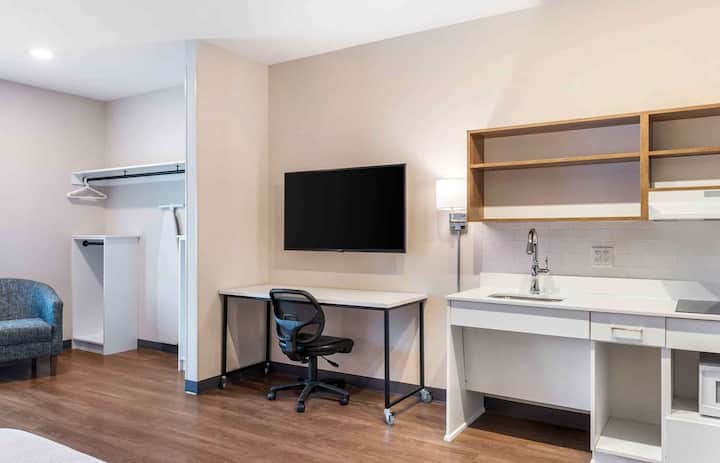 4 Units | Premier Suites | Near Bradenton Center - Bradenton, FL