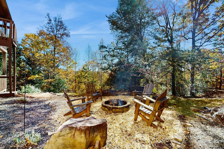 Dog-friendly Home With Serene Views, Outdoor Hot - Dahlonega, GA