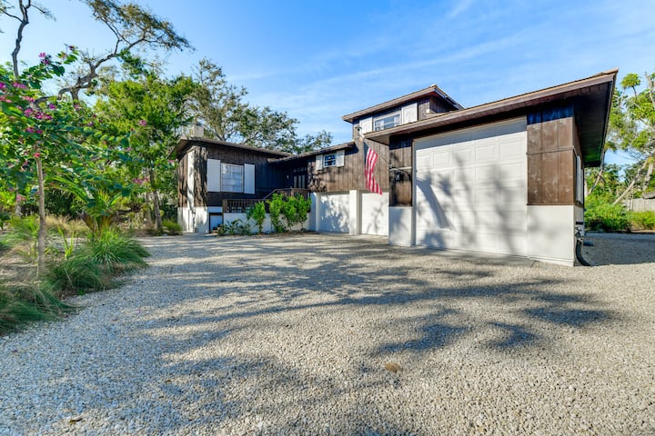 2 Mi To Beaches! Spacious Family Gem In Siesta Key - Siesta Key, FL