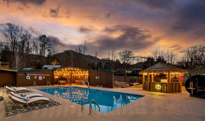 Luxe Mtn Ranch W/ Heated Pool & Tiki Bar + Views - Townsend, TN