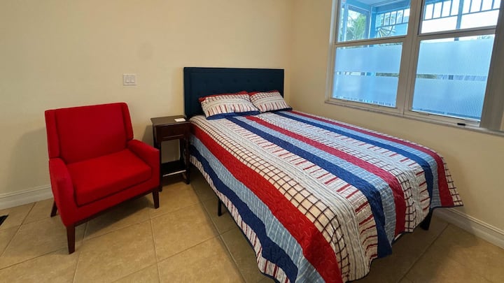 New Beach Studio W/ Queen Bed - Bonita Springs, FL