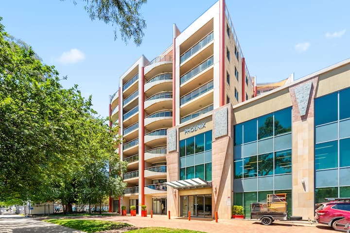 Central Apartment With Underground Parking - Canberra