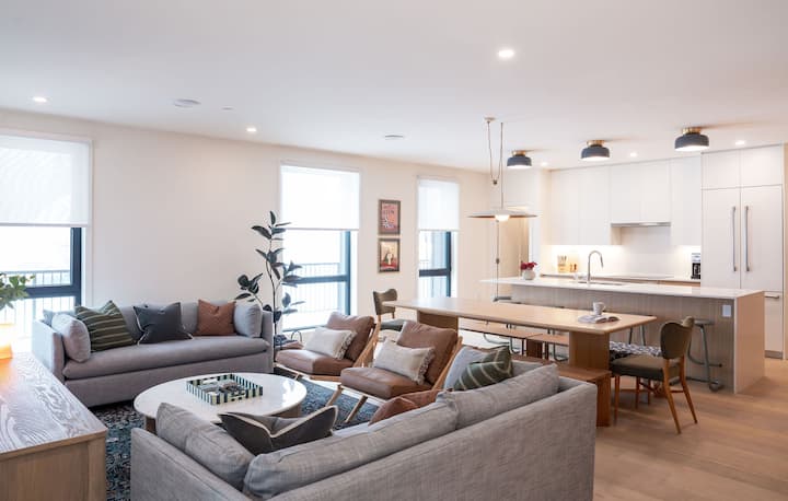 Revel And Rest | New Townhome With Private Hot Tub - Revelstoke