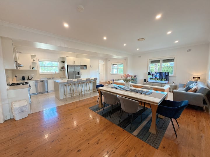 Burwood 4br Family Home | Fast Wifi & Free Parking - Sydney