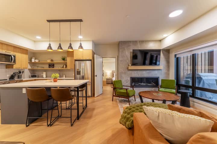 Alpine Ascent - 3bd Lock-off, 3 Patios, Mtn View - Canada