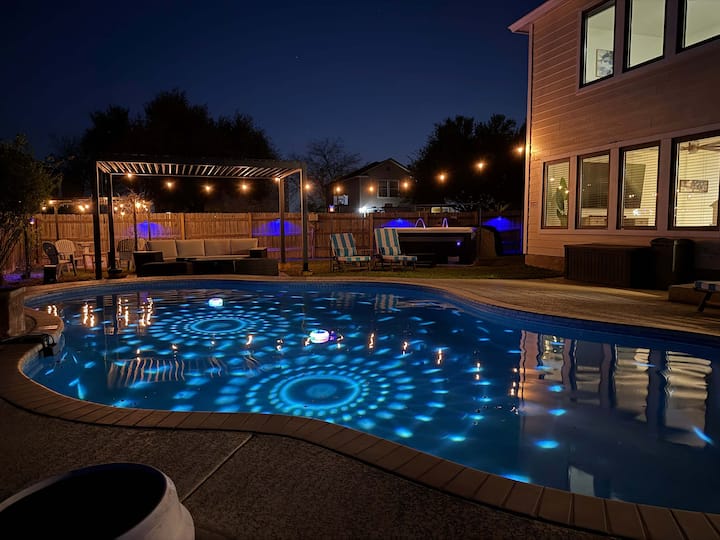 Georgian 5br Retreat Heat / Chilled Pool + Hot Tub - Georgetown, TX