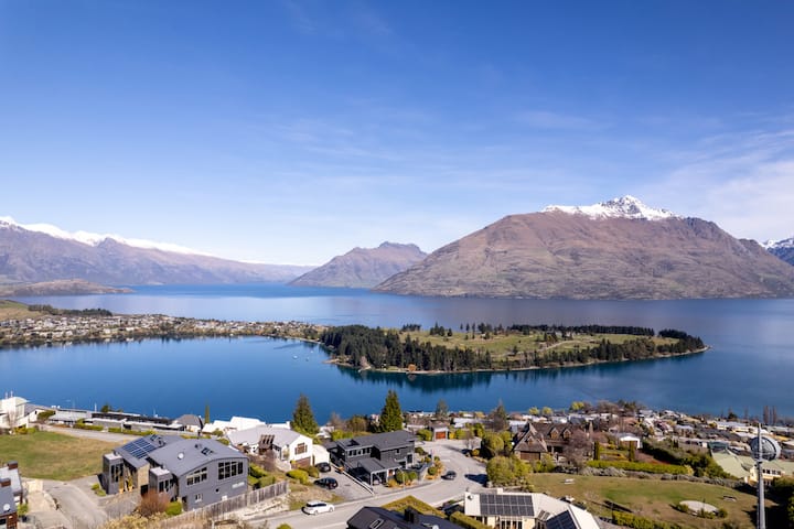Remarkable 5-bedroom On The Hill - Queenstown