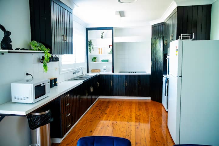 The Founders House | Bold 4br Retreat Muswellbrook - Muswellbrook