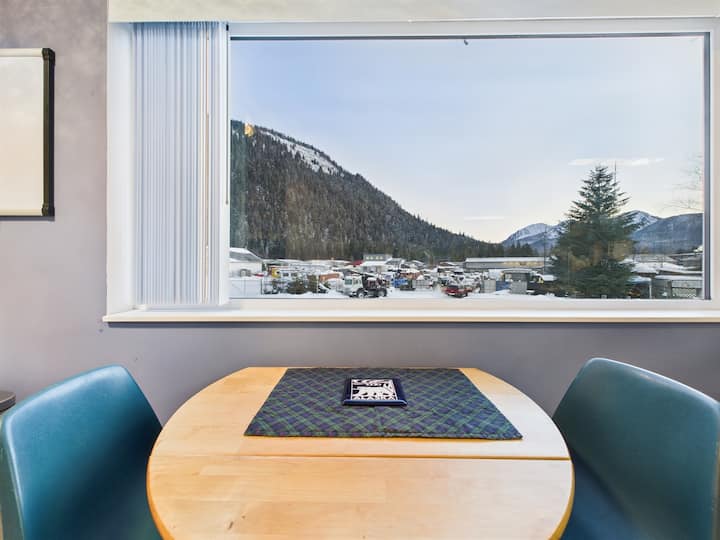 Large Juneau Loft W/ Full Kitchen, W/d & Workspace - 朱諾