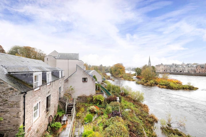 4 Bed Main Door House W/ Beautiful River Views - Perth