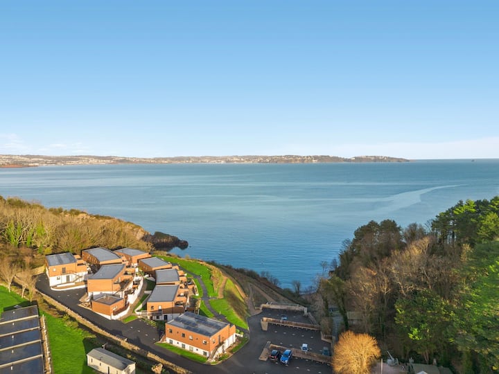 Panoramic Sea Views, Balcony, Pool And Parking - Brixham