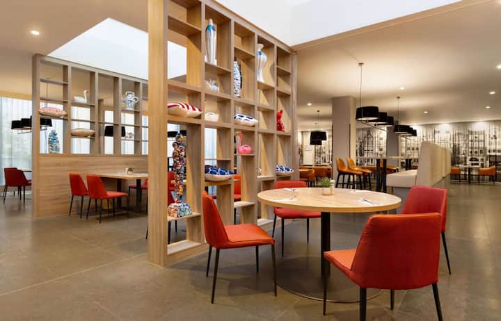 Ramada Ams | Triple Room | Easy City Access - Amsterdam