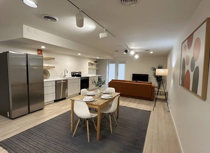 Beautiful New Remodel / City Center / Free Parking - Cincinnati, OH