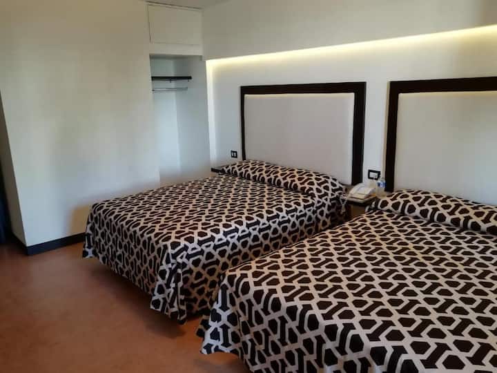 Triple The Fun: 3 Rooms, 6 Beds For Your Crew - Mazatlán