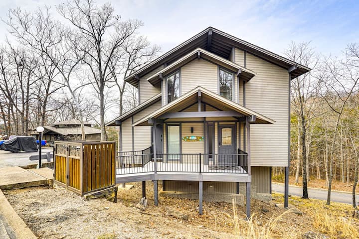 Grand Ridge Retreat W Decks, Tvs & Pool Access! - Missouri