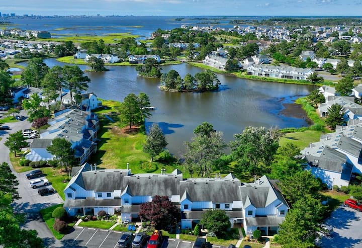 Cozy Coastal Escape | Pool, Bay Views, Beaches - Fenwick Island, DE