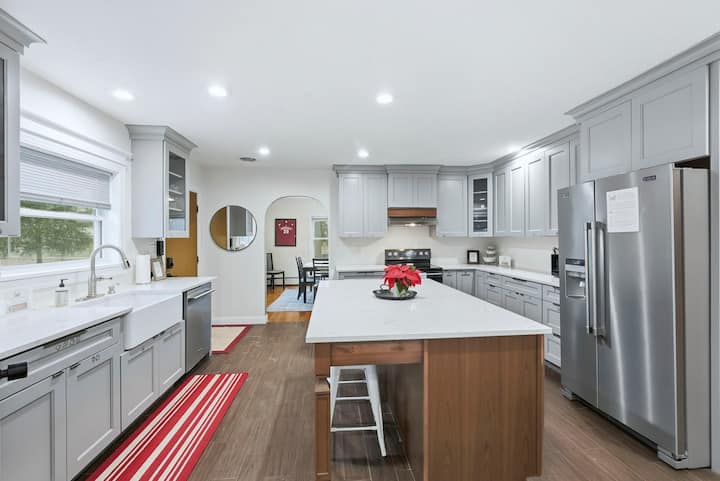 Hoosier House! Massive 6 Bd 3.5ba For 12 Tvs - Fort Wayne, IN