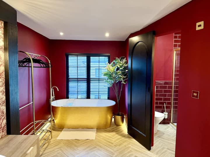 Boutique Studio Gold Bath In Jewellery Quarter Bhm - Birmingham