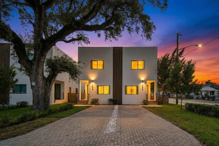 Luxury Miami Duplex | Sleeps 36 | 2 Hot Tubs - Miami, FL